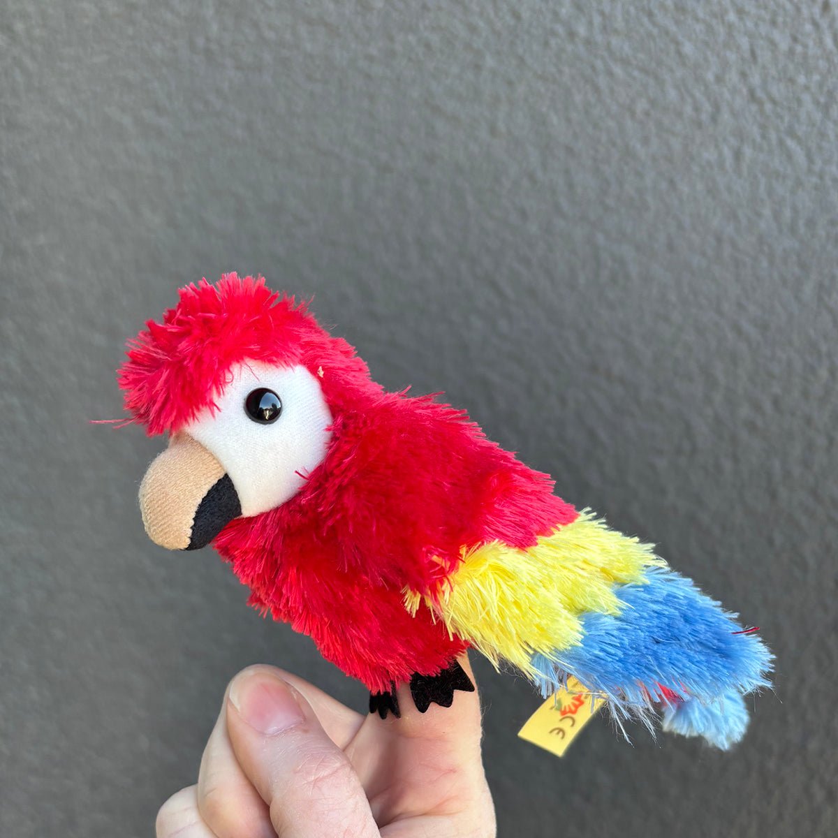 Finger Puppet Scarlet Macaw – Lucas loves cars