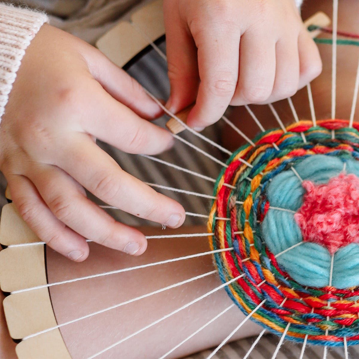 Micki Weaving Frame Round - Lucas loves cars